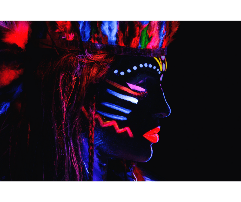 Découvrez le maquillage fluo! Vous allez attirer la lumière!