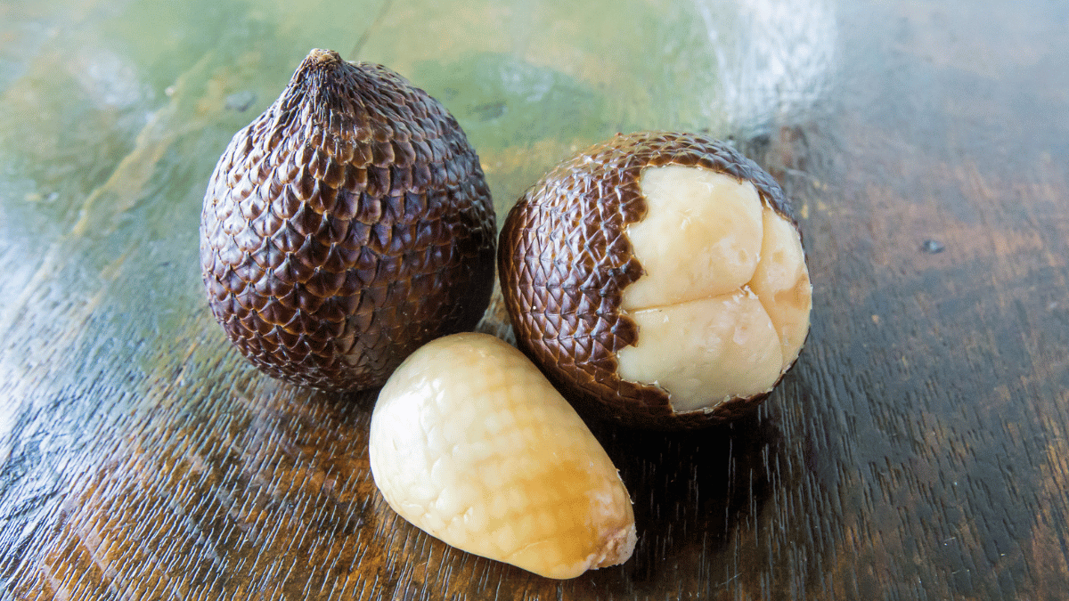Découvrez le Fruit du Serpent : Origine, goût et bienfaits du Salak